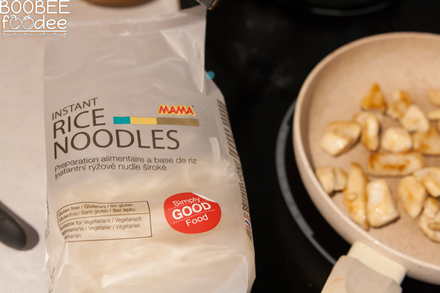 Riževi rezanci MAMA s piščancem v arašidovi omaki – bca