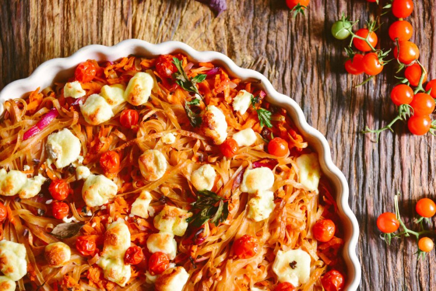 Riževi rezanci s korenjem in kozjim sirom – bca